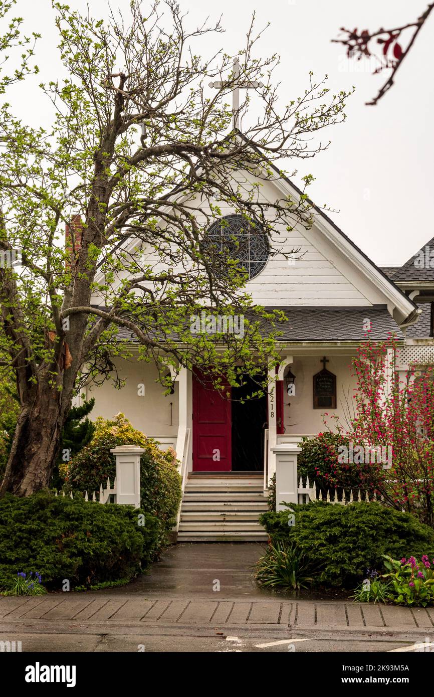 The red front door of Emmanuel Episcopal Church at Eastsound, Orcas ...