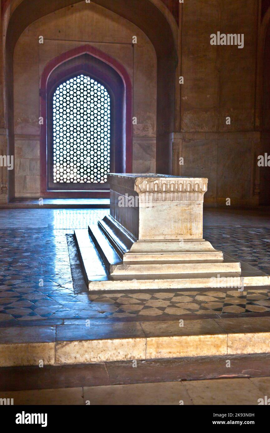 DELHI, INDIA - NOVEMBER 11: marble tomb inside Humayun's tomb on ...