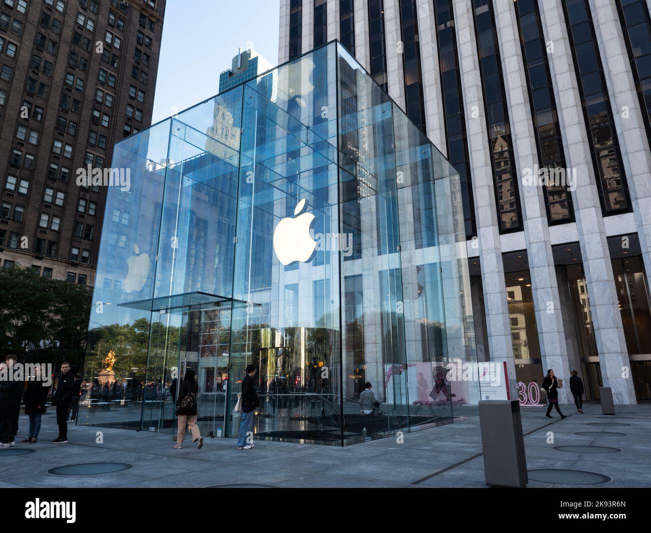 The exterior of the glass Fifth Avenue Apple Store, the flagship in New ...
