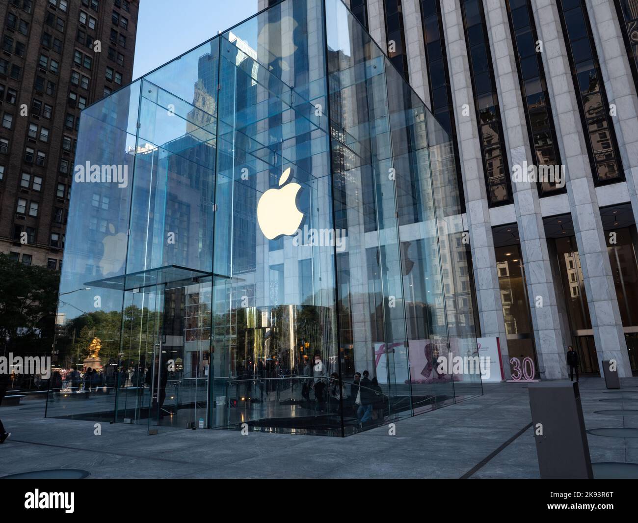 The exterior of the glass Fifth Avenue Apple Store, the flagship in New ...