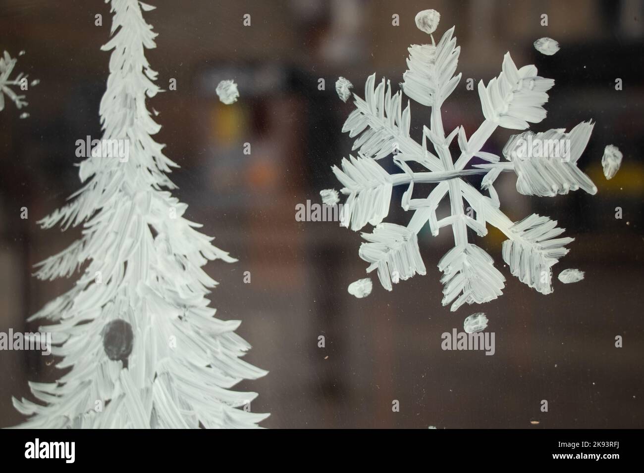 Snowflake decoration in window hi-res stock photography and images - Alamy
