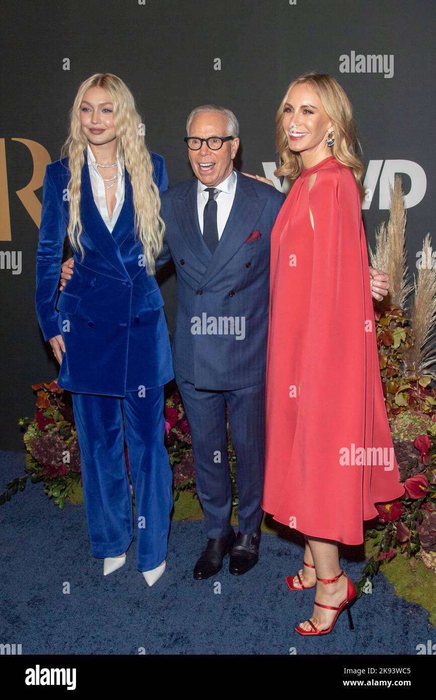 NEW YORK, NEW YORK - OCTOBER 25: Gigi Hadid, Tommy Hilfiger and Dee ...