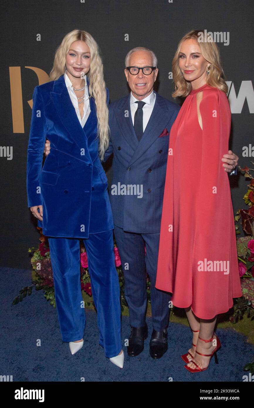 NEW YORK, NEW YORK - OCTOBER 25: Gigi Hadid, Tommy Hilfiger and Dee ...