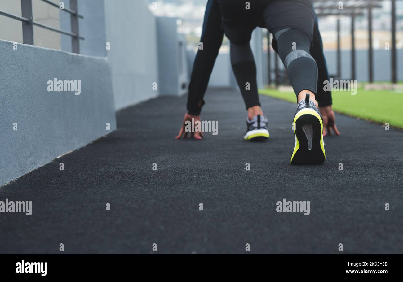 Man running starting position urban hi-res stock photography and images ...