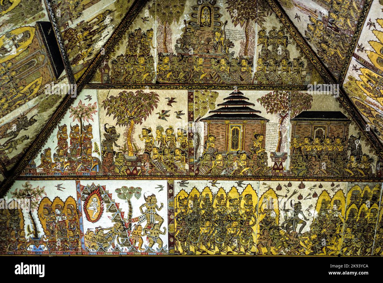KLUNGKUNG, INDONESIA - JULY 10: Traditional authentic gilded wall ...