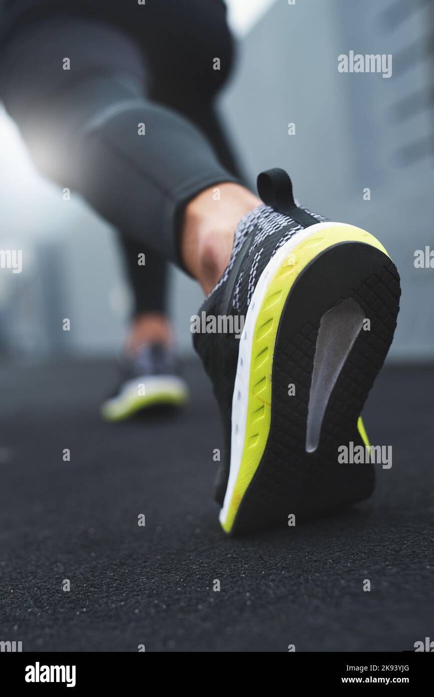 Man running starting position urban hi-res stock photography and images ...