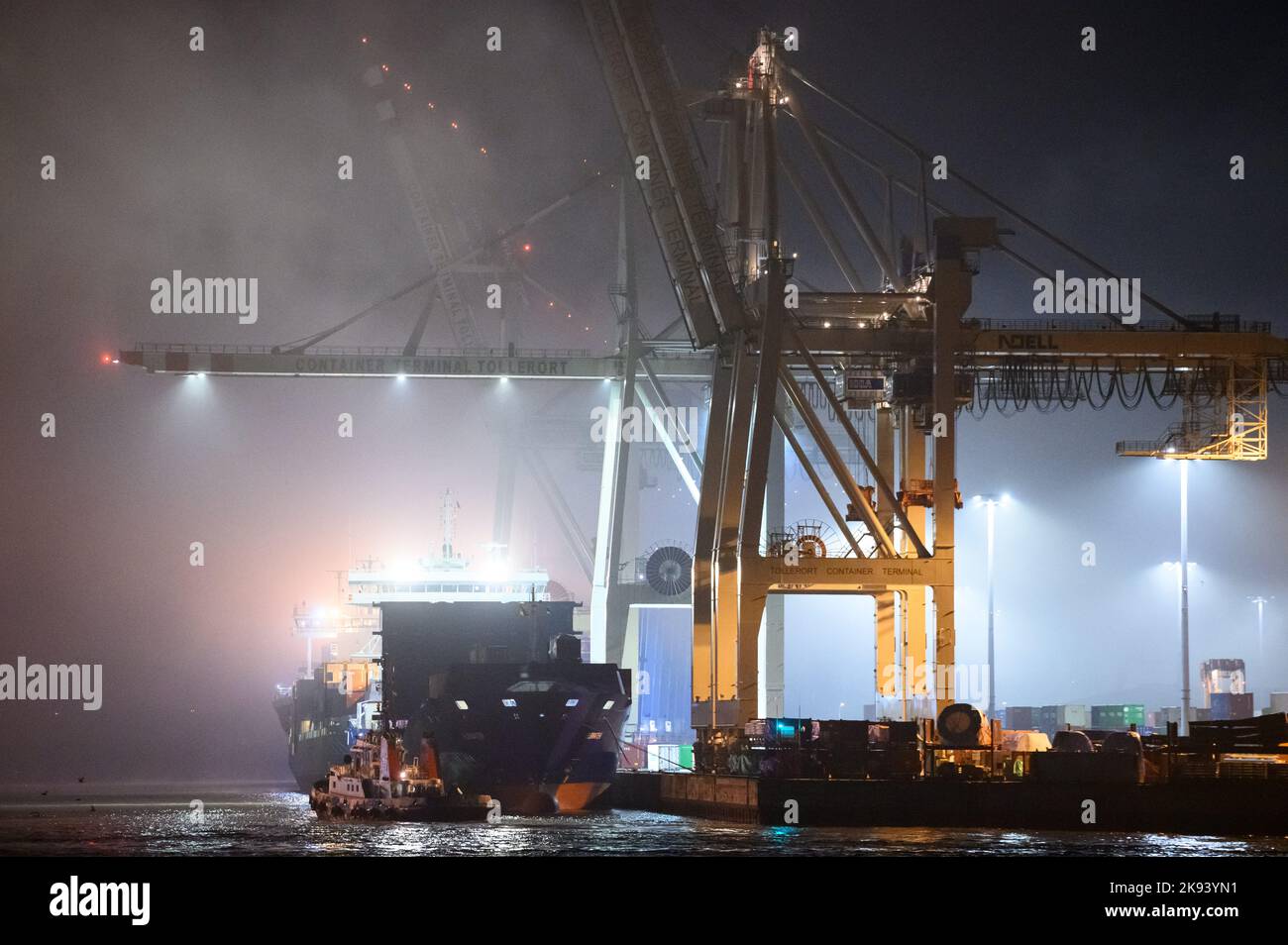 Hamburg, Germany. 26th Oct, 2022. The Tollerort container terminal in the morning mist. In the ...
