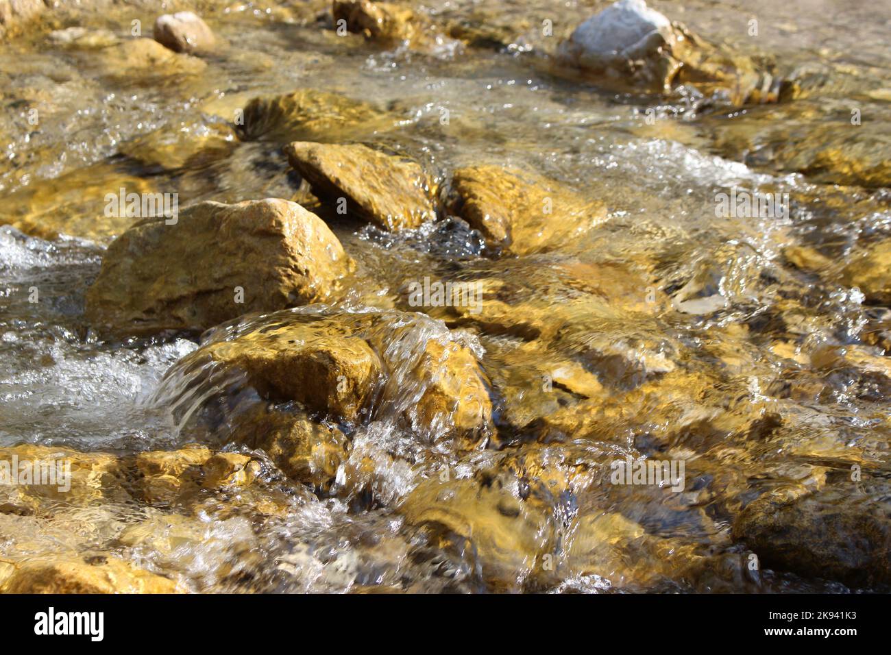 Water flowing around stones hi-res stock photography and images - Alamy