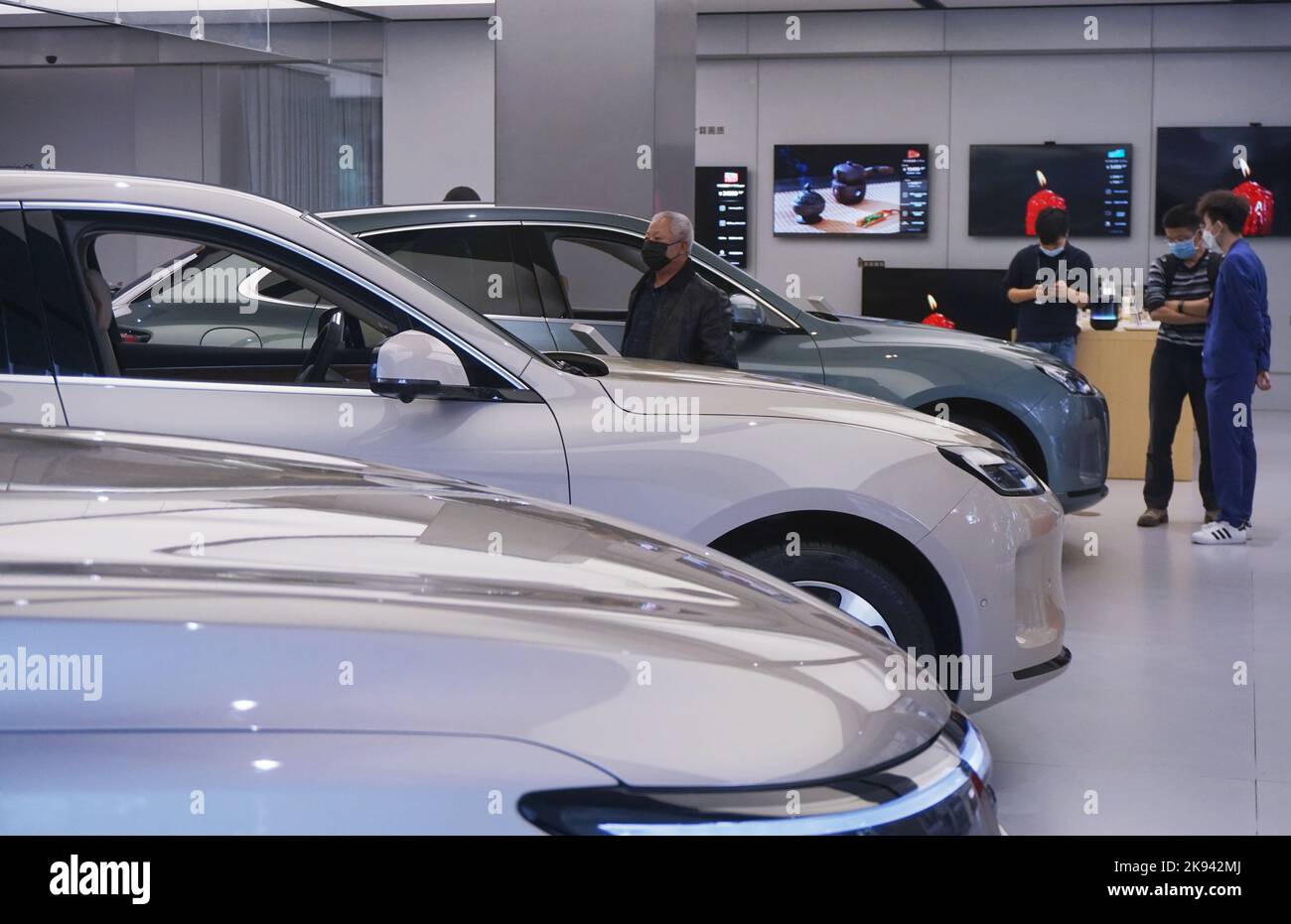 HANGZHOU, CHINA - OCTOBER 26, 2022 - Customers look at multiple AITO ...