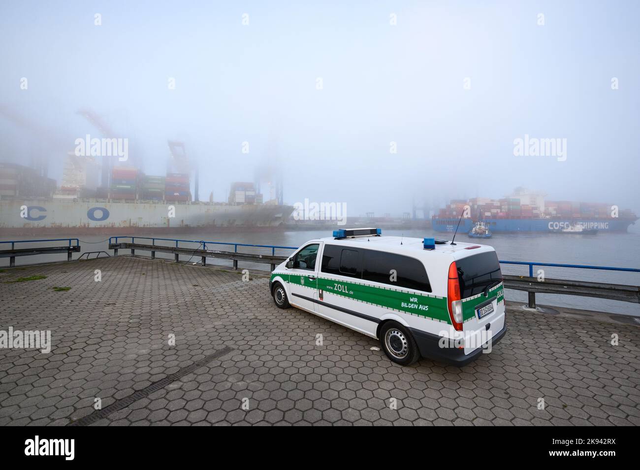 Hamburg, Germany. 26th Oct, 2022. A Customs emergency vehicle stands opposite the Tollerort ...