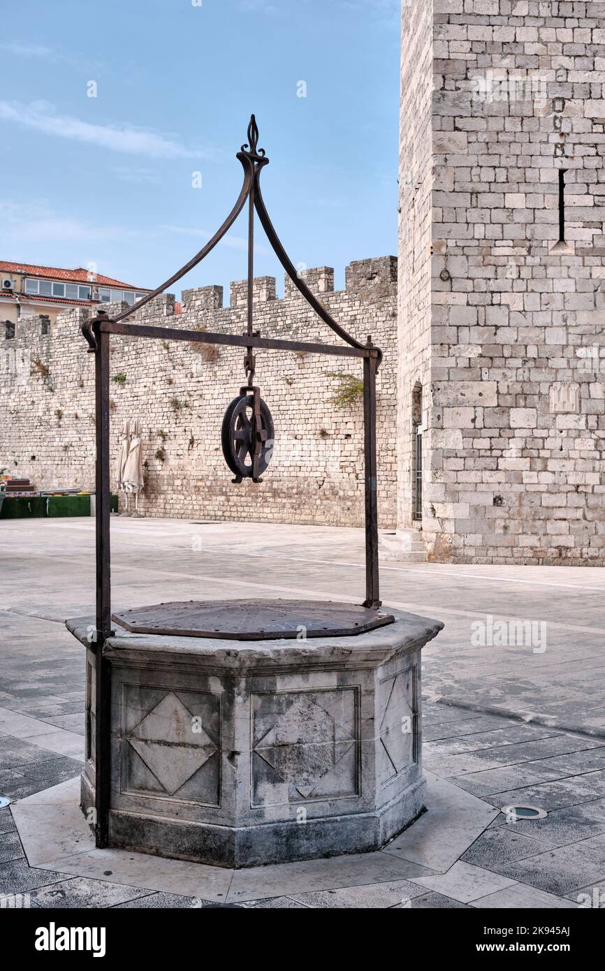 Venetian wells hi-res stock photography and images - Alamy