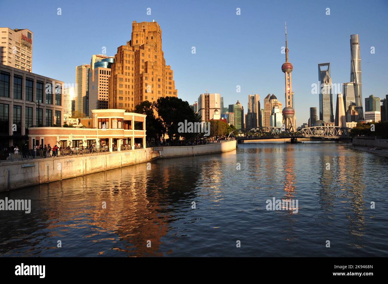 Lots of tourists standing on a sightseeing platform to enjoy the ...