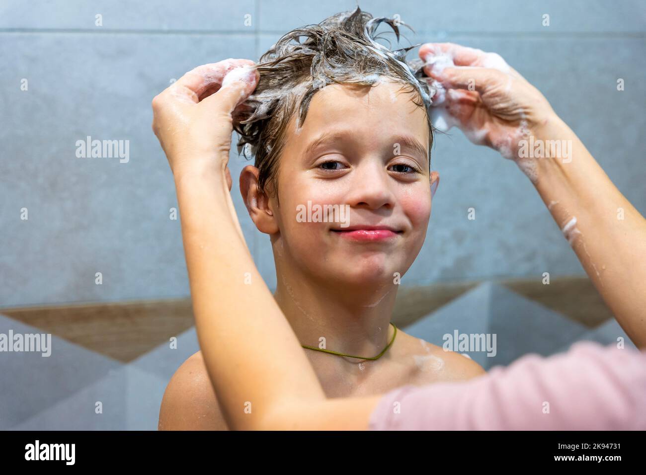 Child shampoo hair hi-res stock photography and images - Alamy