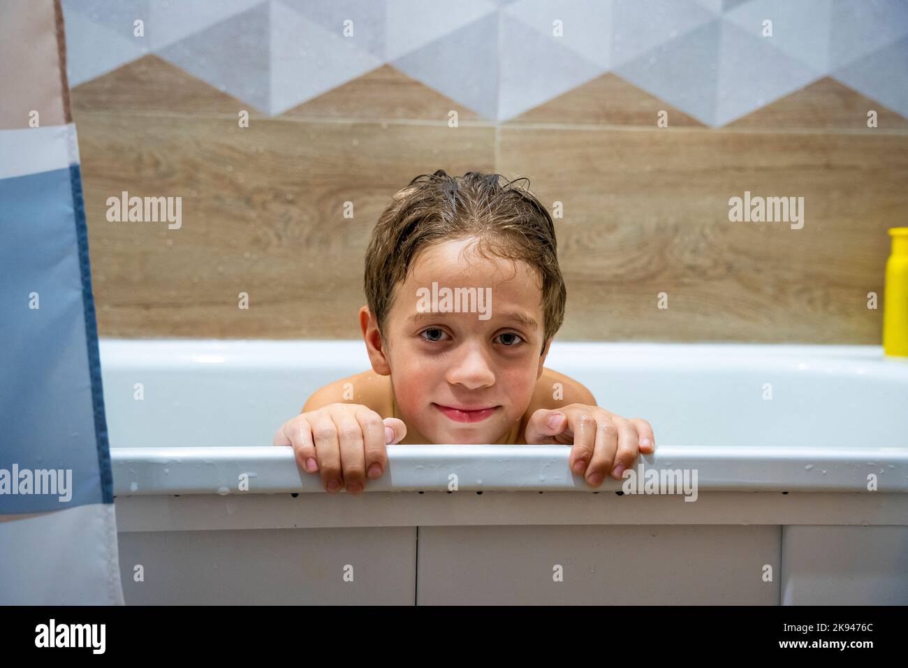 Kid wash hair bathtub hi-res stock photography and images - Alamy