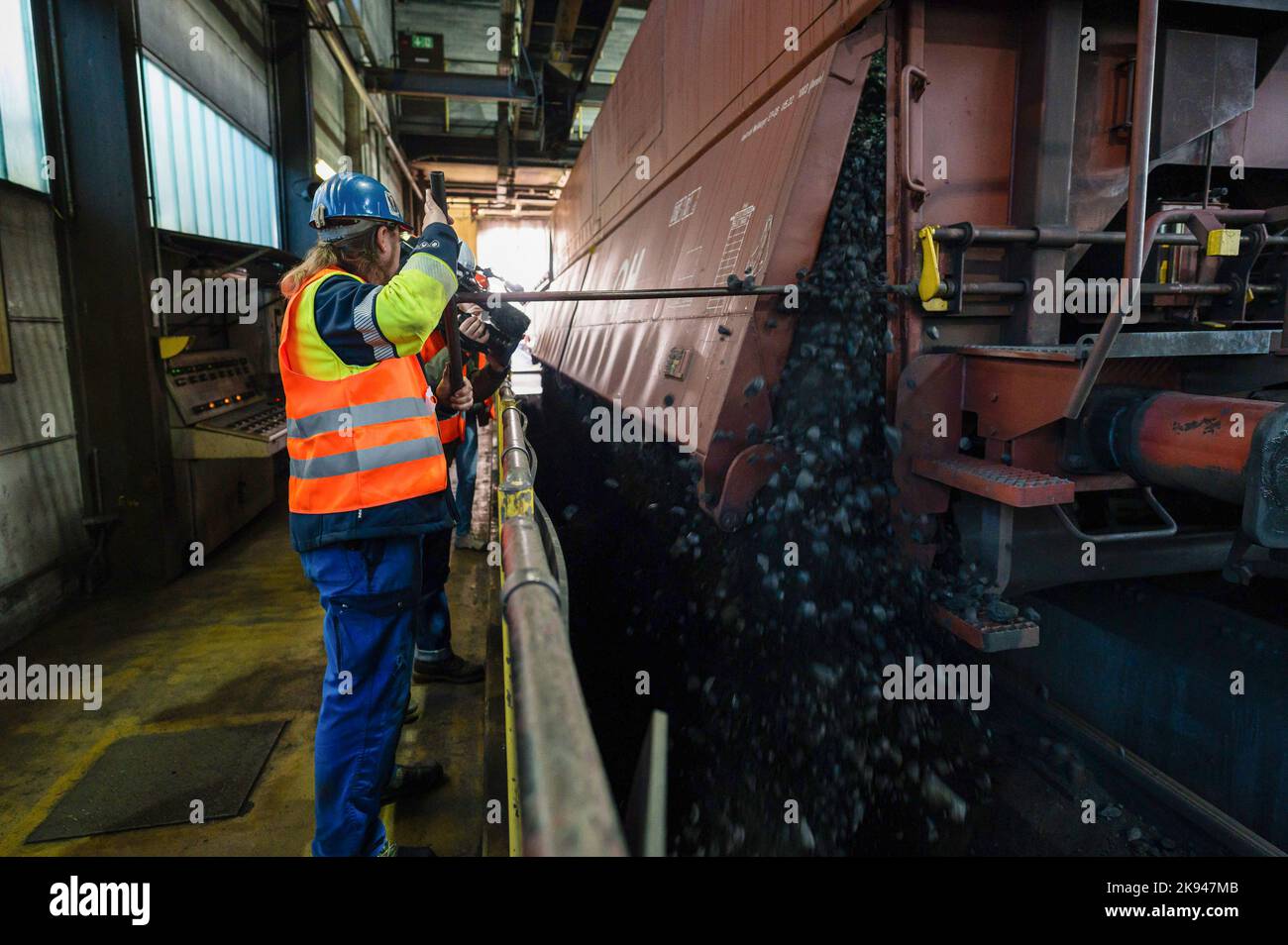 Wellesweiler, Germany. 26th Oct, 2022. An employee unloads a coal wagon ...