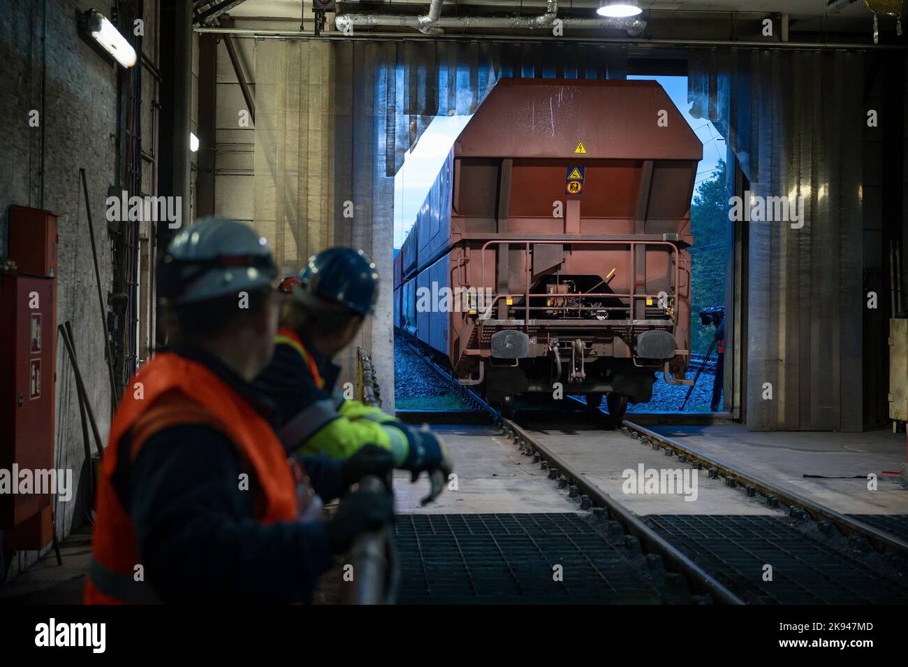 Wellesweiler, Germany. 26th Oct, 2022. STEAG employees watch as a coal ...