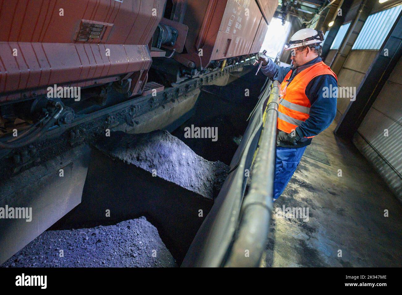 Wellesweiler, Germany. 26th Oct, 2022. An employee inspects the coal ...