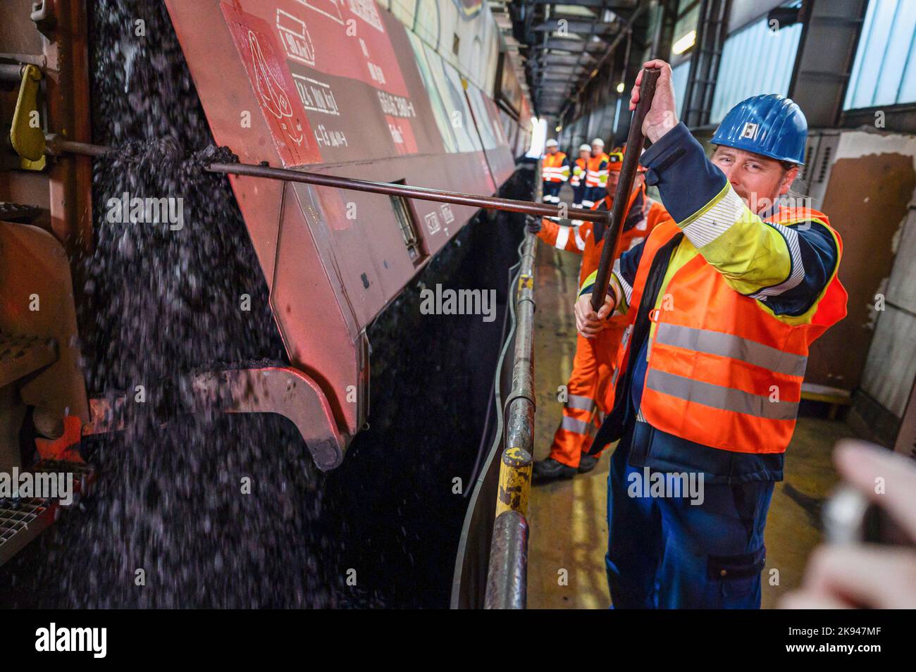 Wellesweiler, Germany. 26th Oct, 2022. An employee unloads a coal wagon ...