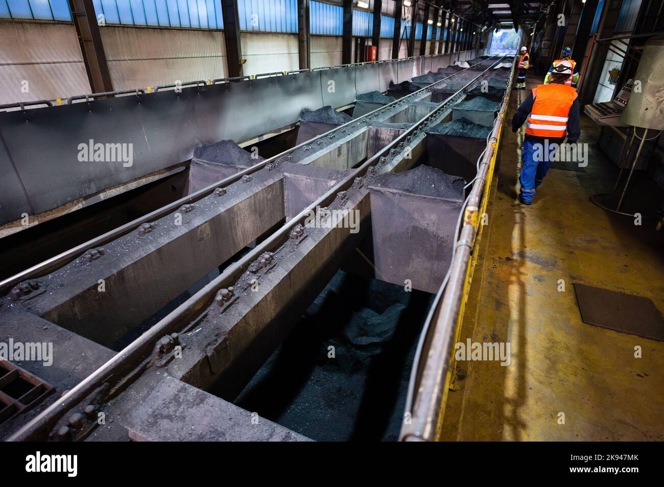 Wellesweiler, Germany. 26th Oct, 2022. A view into the coal bunker of a ...