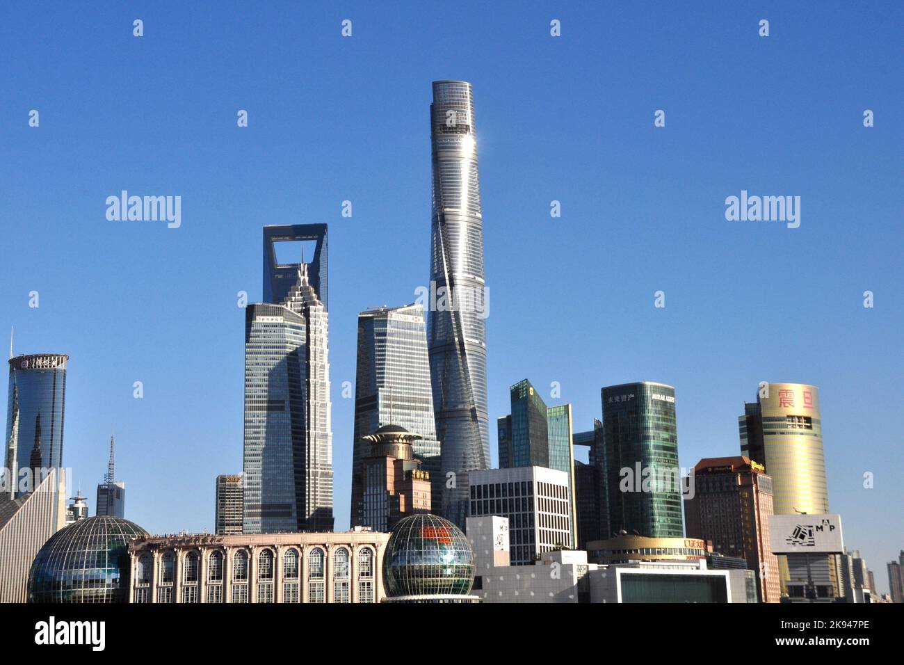 Lots of tourists standing on a sightseeing platform to enjoy the ...