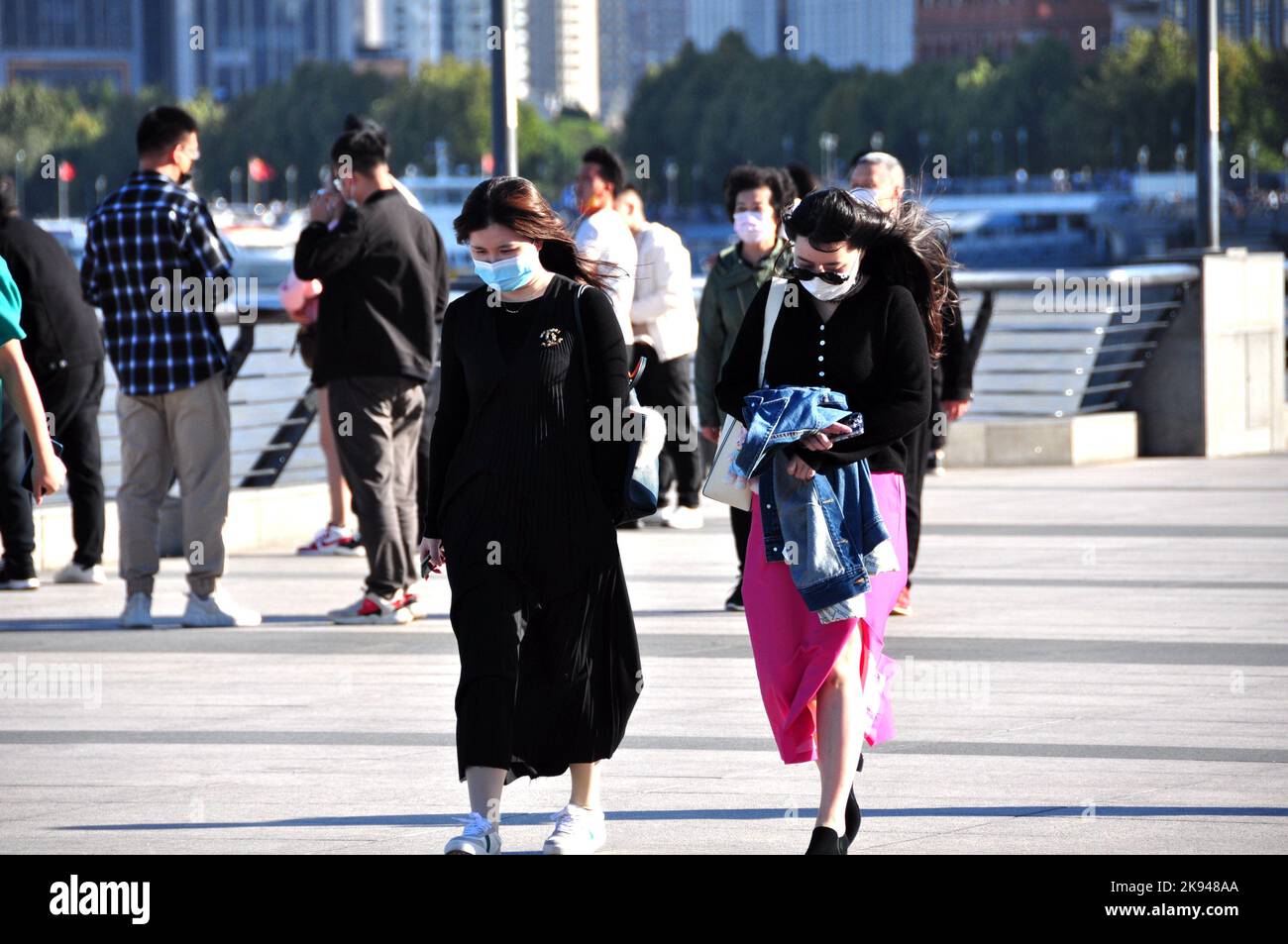 Lots of tourists standing on a sightseeing platform to enjoy the ...