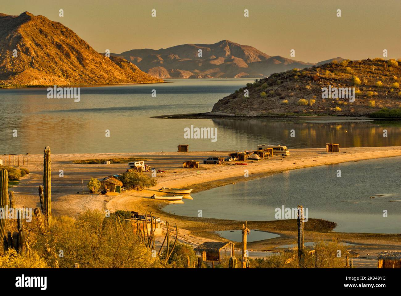 Campers at Playa el Requeson, Bahia Concepcion, Baja California Sur ...
