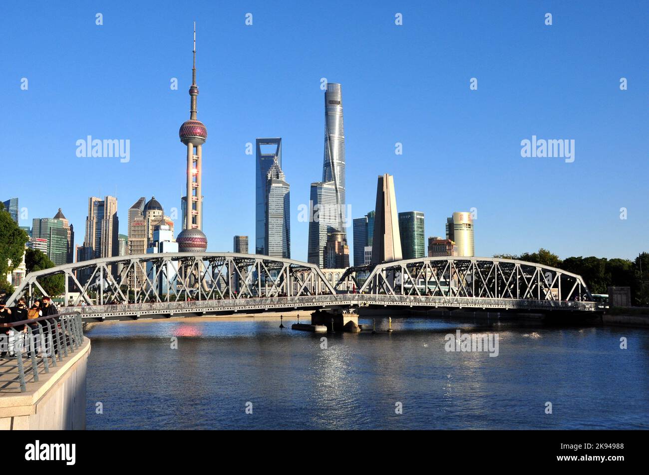 Lots of tourists standing on a sightseeing platform to enjoy the ...