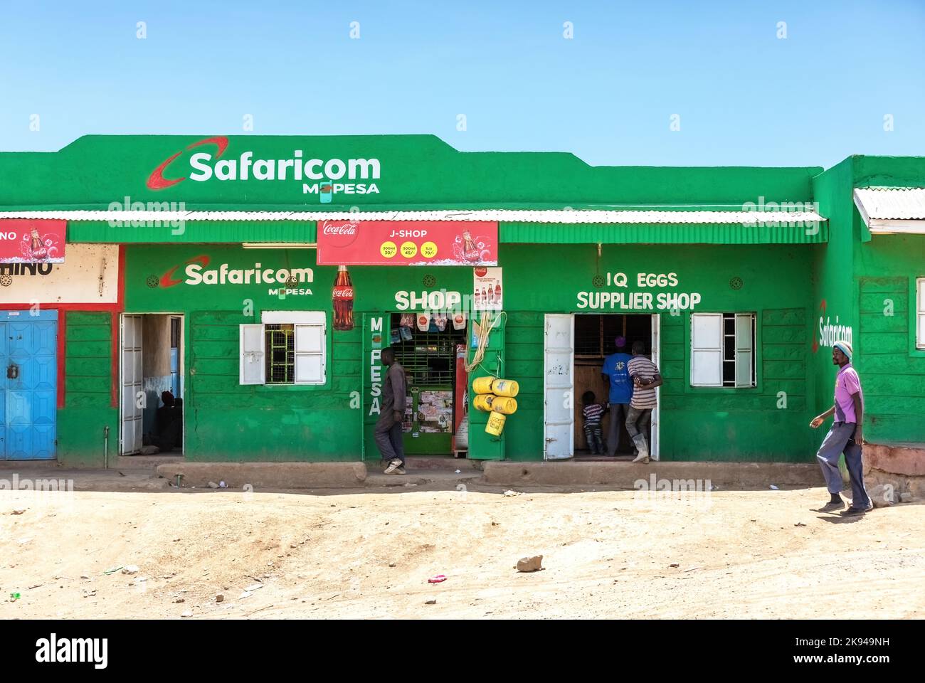 The people and local shops of Narok, Kenya. Traditional style buildings ...