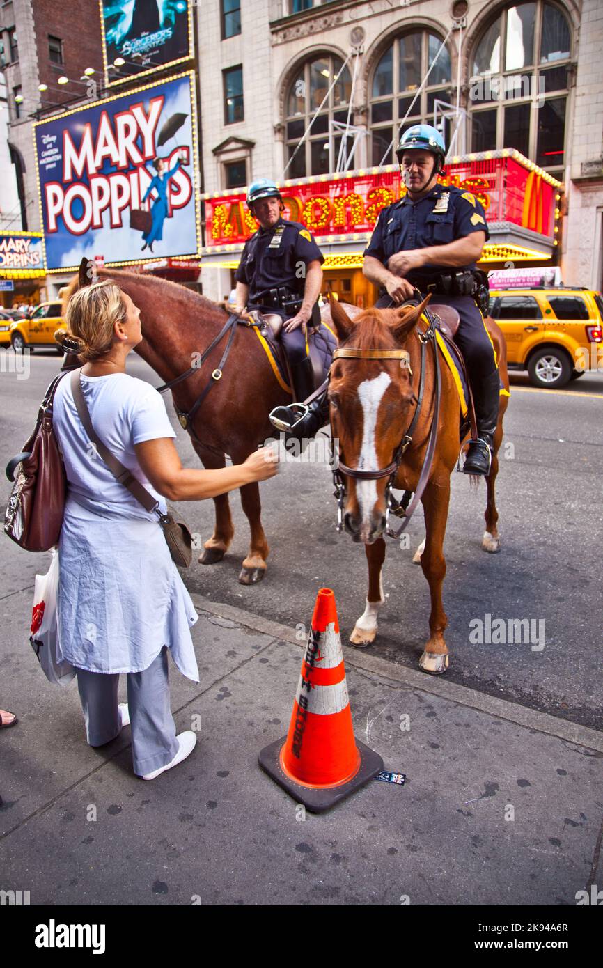Traffic light police horse hi-res stock photography and images - Alamy