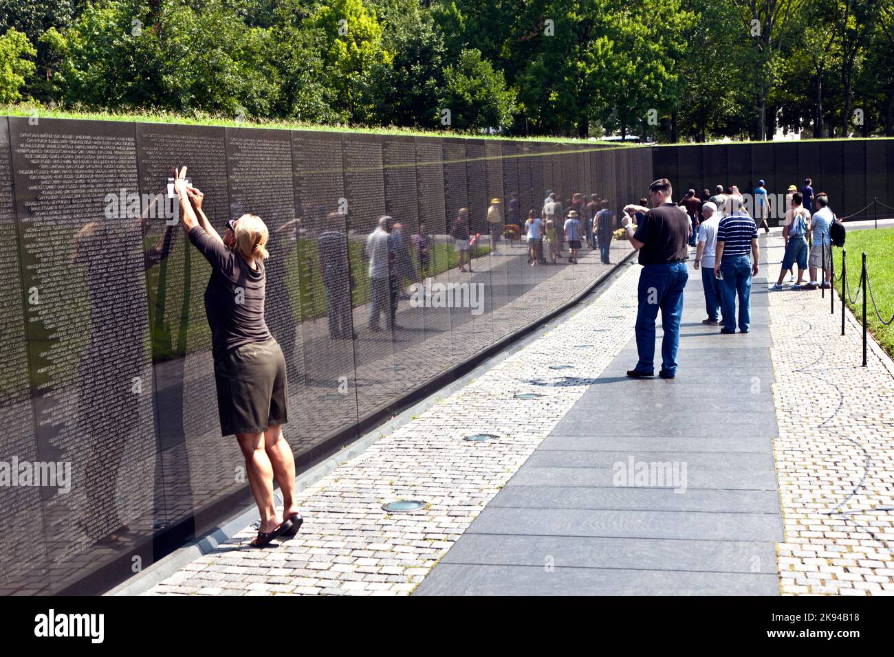 Washington monument reflected in vietnam war memorial hi-res stock ...