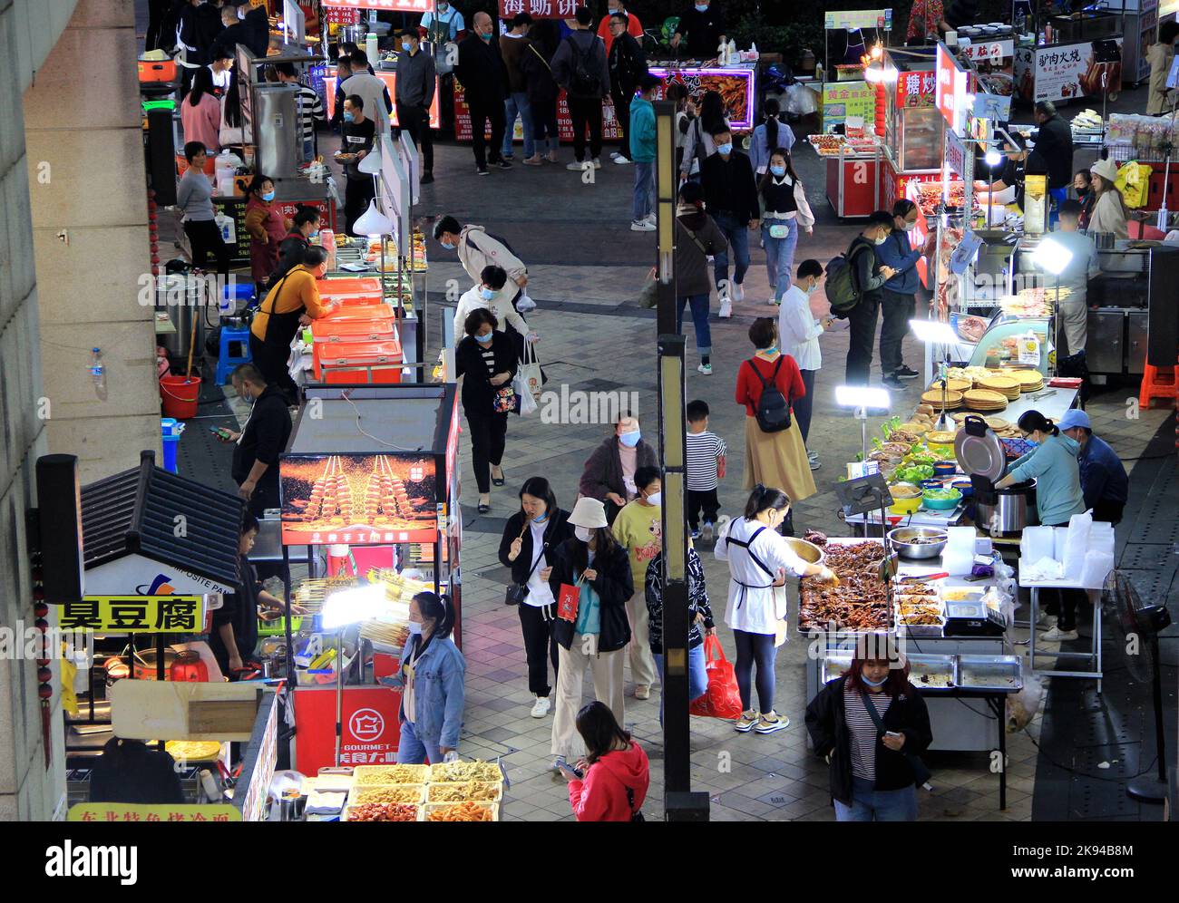Many citizens strolled the night fair and tasted delicious food in ...