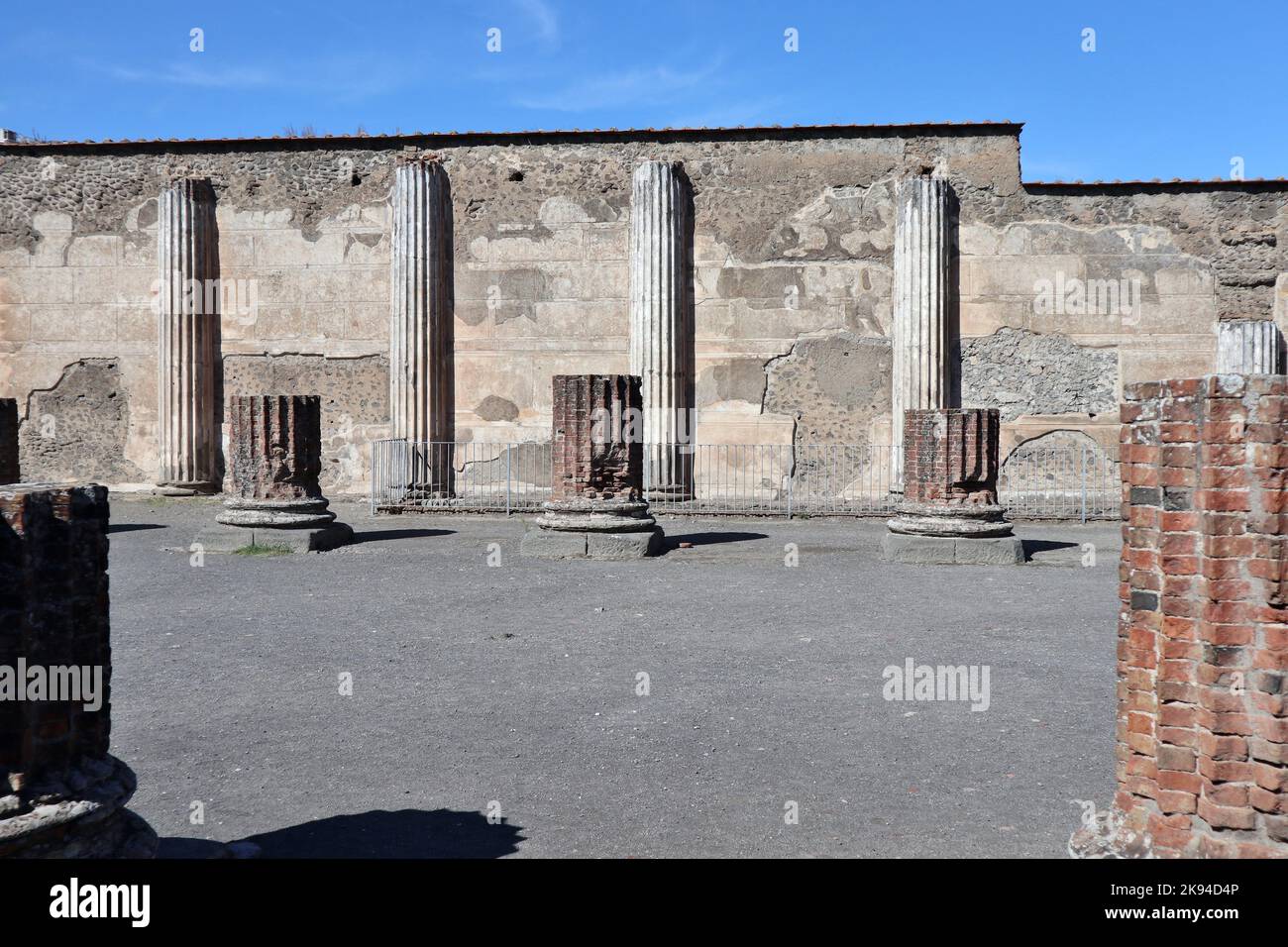 Pompei - Colonne della Basilica Pompeiana Stock Photo - Alamy