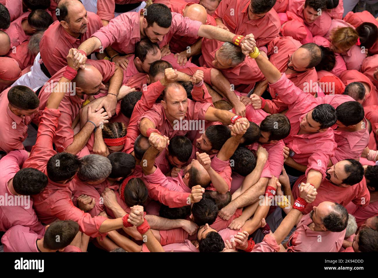 Bottom base of dozens of people from the team Colla Vella de Valls to ...