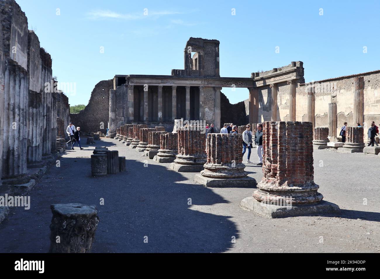 Pompei - Ruderi della Basilica Pompeiana Stock Photo - Alamy