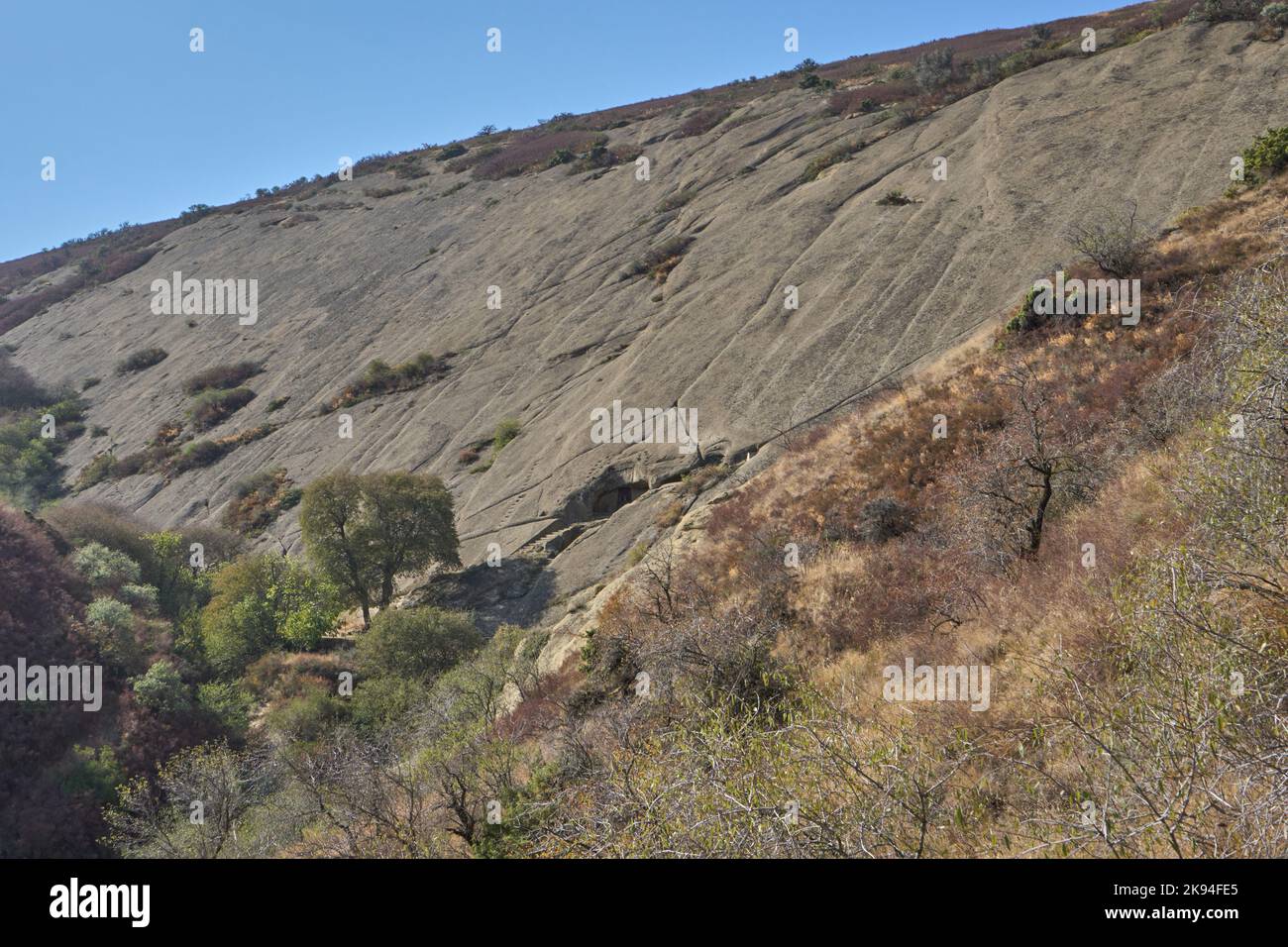 Felswand und Rinnen zum Sammeln von Regenwassr und Tau, Kloster Dawit ...