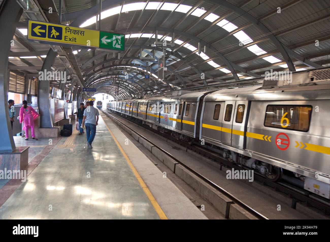 Train arriving on nearly empty hi-res stock photography and images - Alamy
