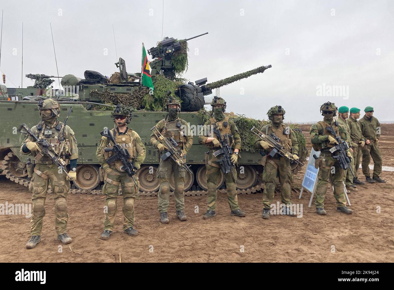 Pabrade, Lithuania. 26th Oct, 2022. Soldiers from Norway stand in front ...
