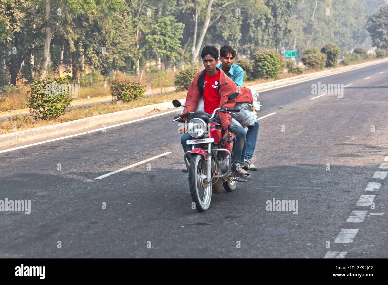 Overload bus india hi-res stock photography and images - Alamy