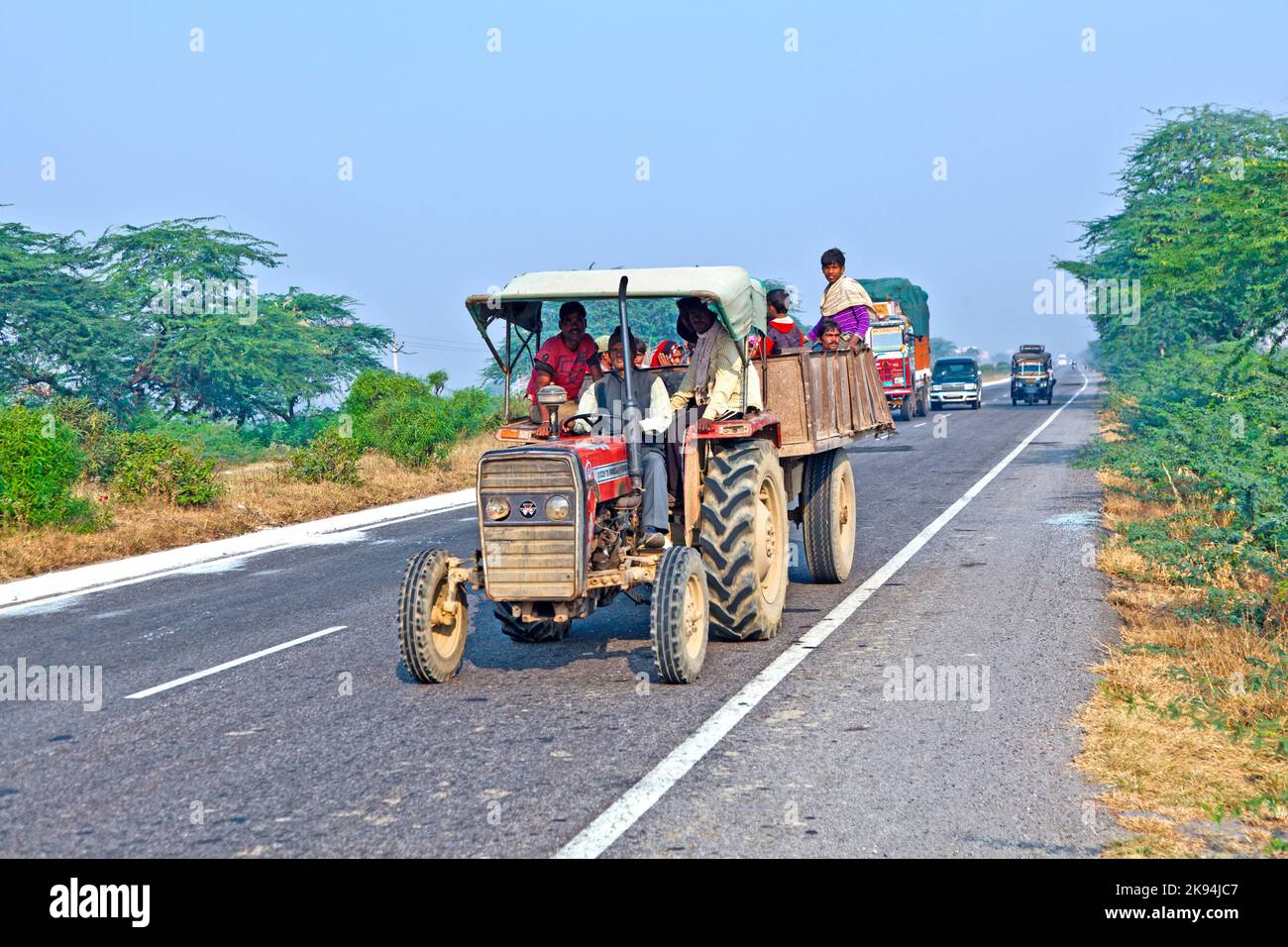 Overload bus india hi-res stock photography and images - Alamy