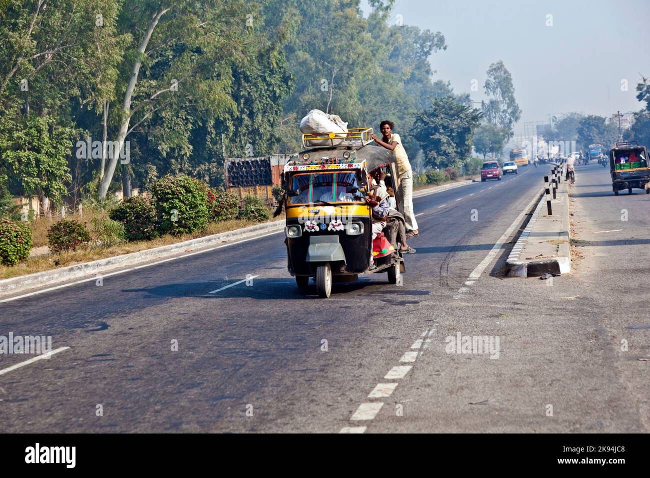 Overload bus india hi-res stock photography and images - Alamy