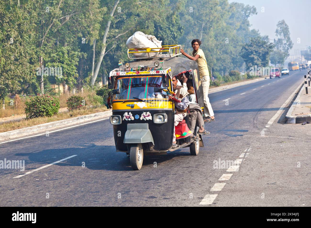 Overload bus india hi-res stock photography and images - Alamy