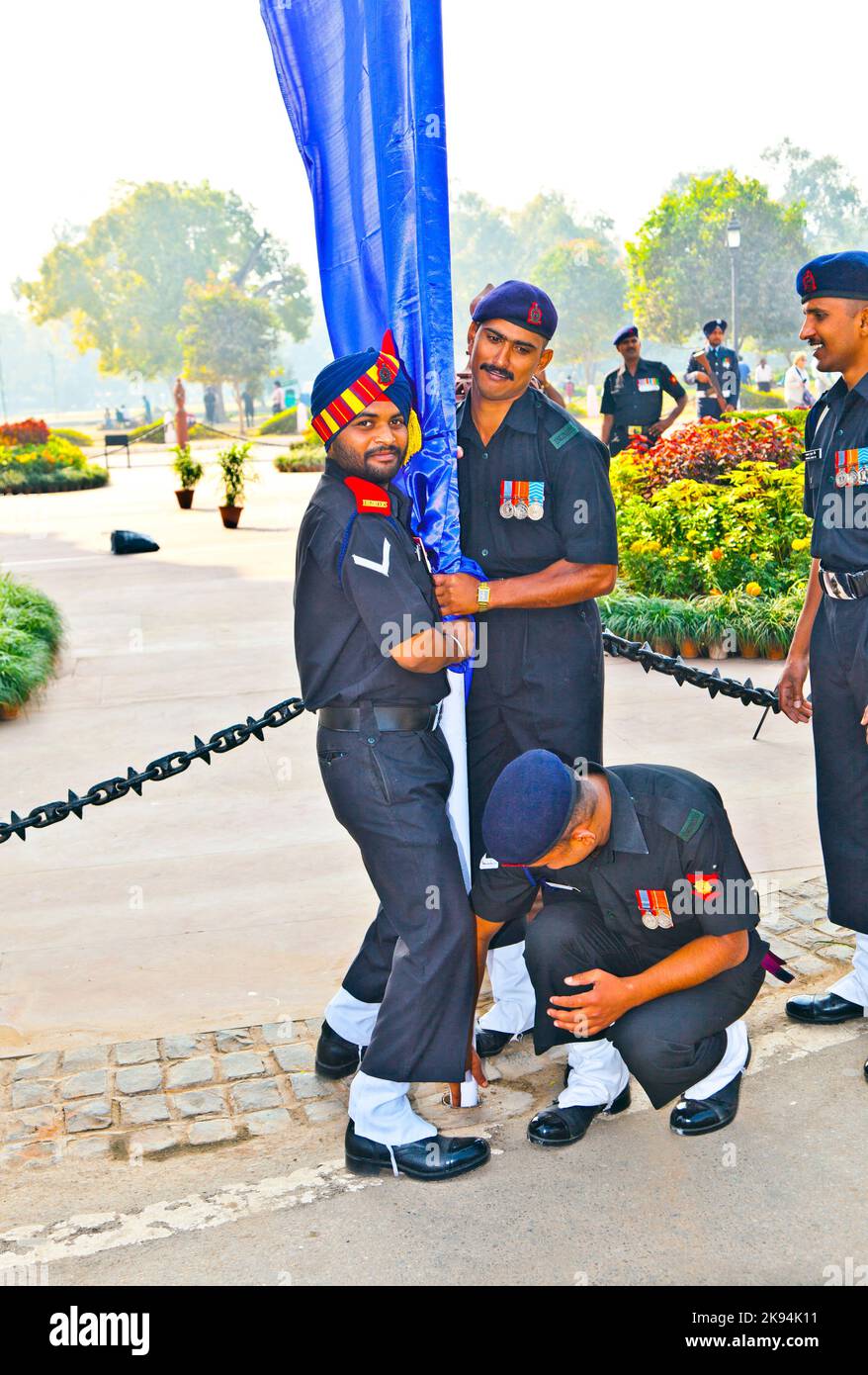 NEW DELHI - INDIA, NOV 18: soldiers rise the flag at the India Gate ...