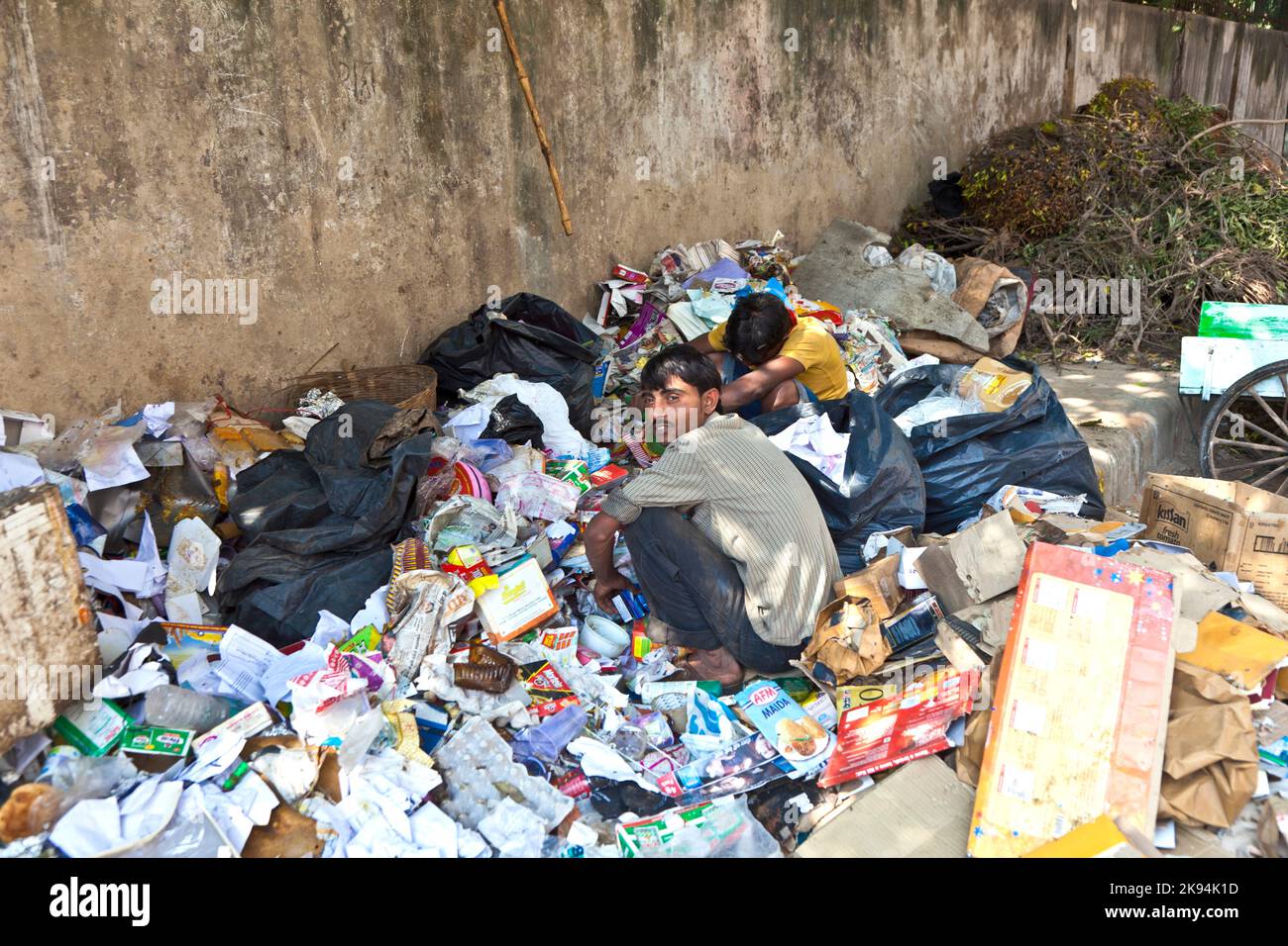 Garbage men in india hi-res stock photography and images - Alamy