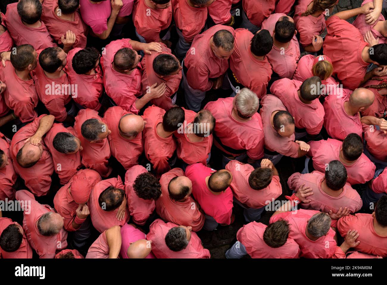 Bottom base of dozens of people from the team Colla Vella de Valls to ...