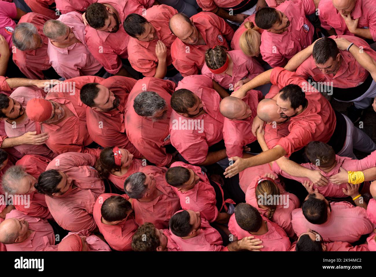Bottom base of dozens of people from the team Colla Vella de Valls to ...