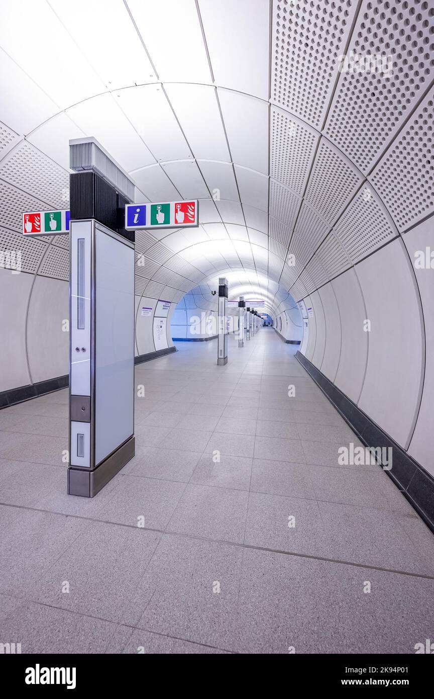 Liverpool Street Station - Elizabeth Line Station Stock Photo - Alamy