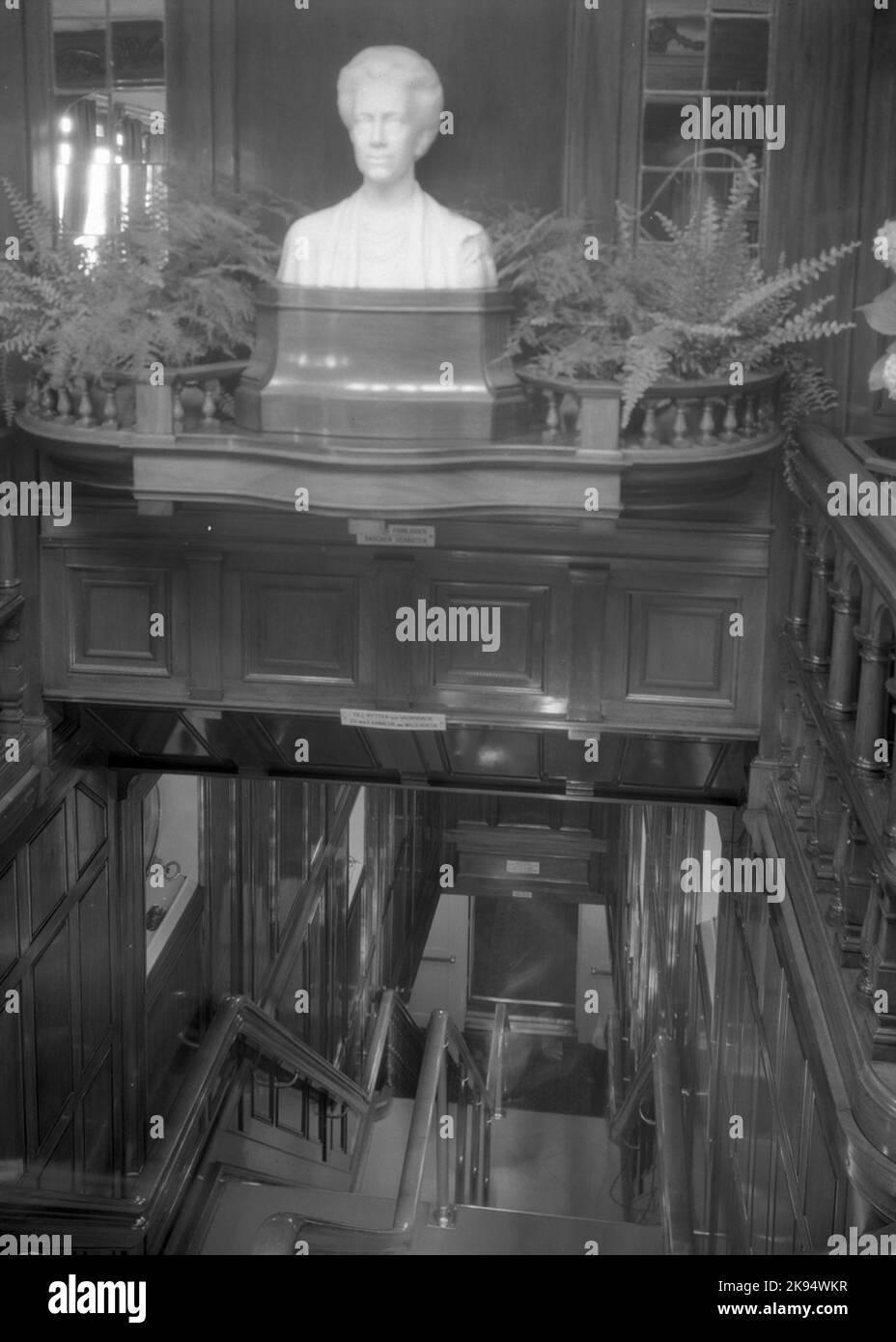 Bust of queen Black and White Stock Photos & Images - Alamy