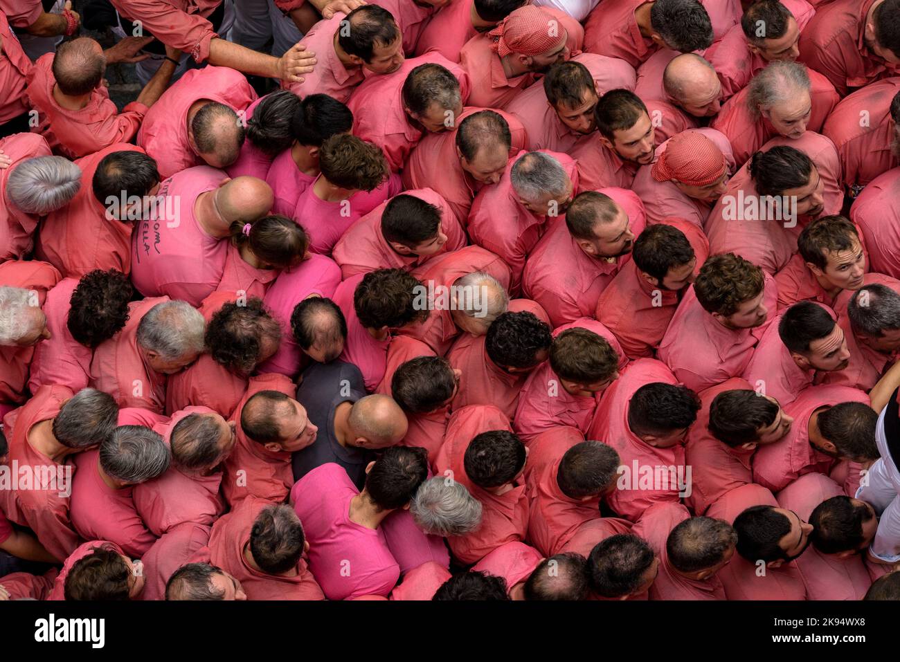 Bottom base of dozens of people from the team Colla Vella de Valls to ...