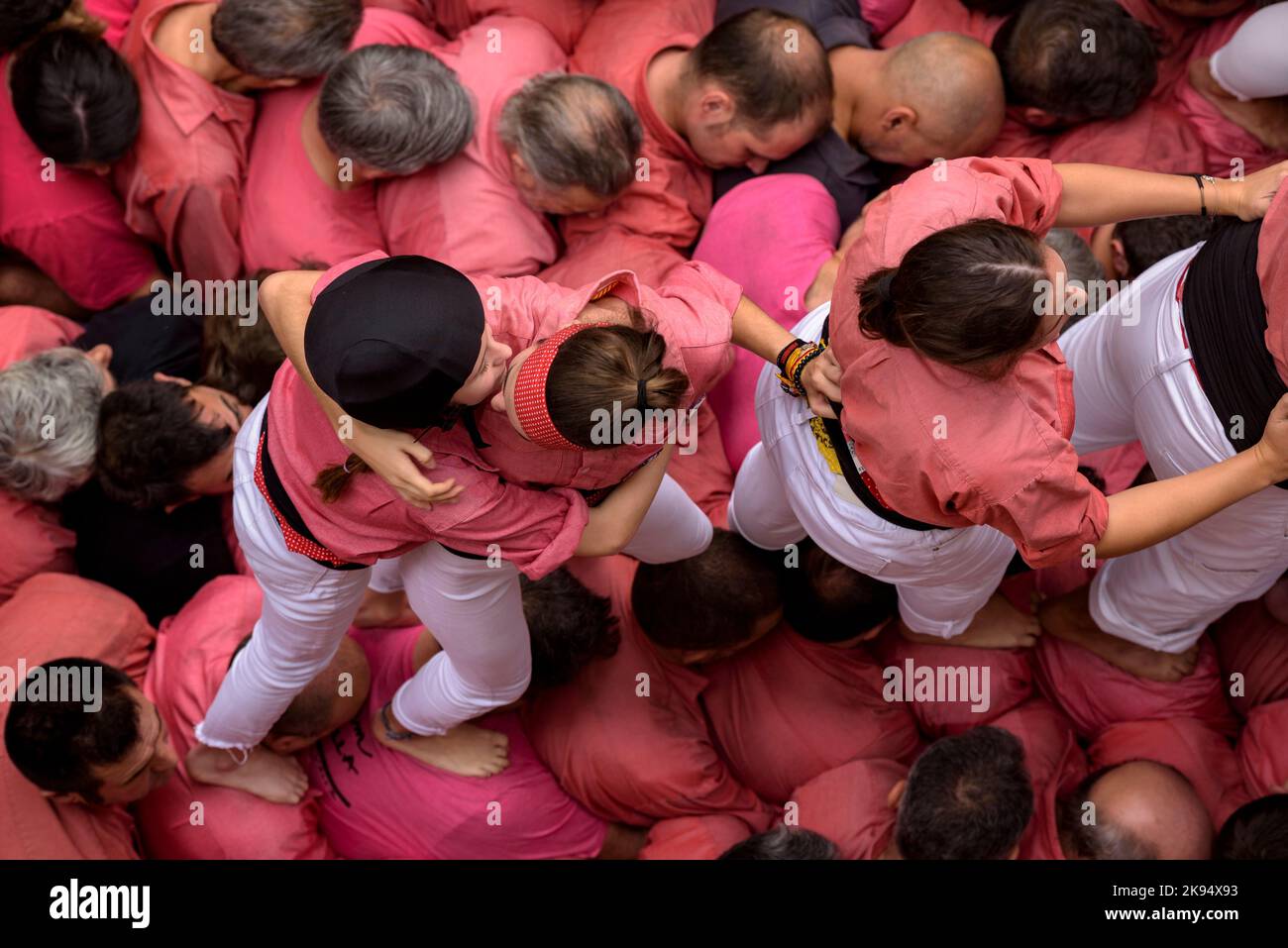 Bottom base of dozens of people from the team Colla Vella de Valls to ...