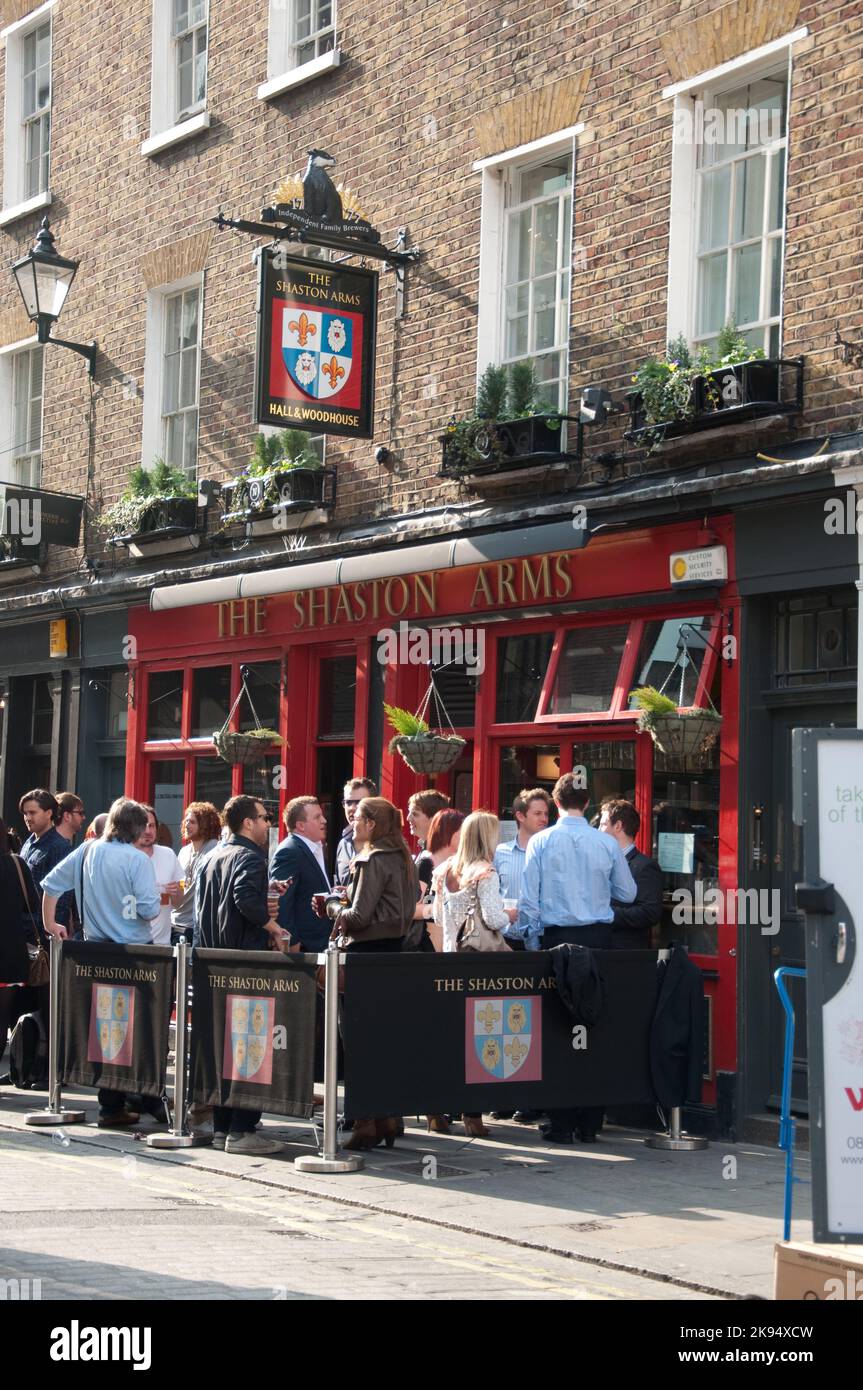 Lunch time on a sunny day in London, Shaston Arms Pub, Soho, London, UK ...